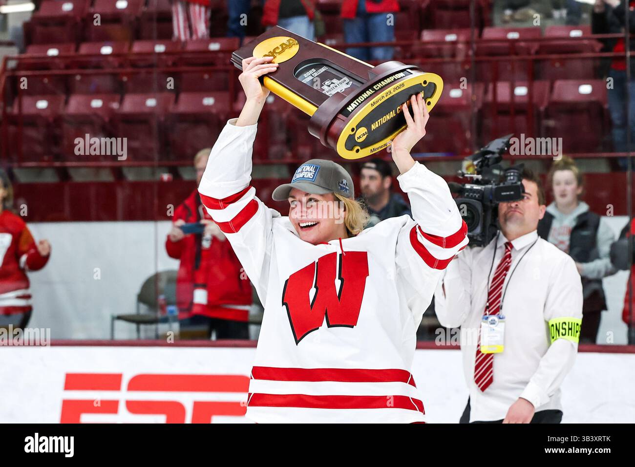 Minneapolis. 23rd Mar, 2025. Wisconsin Badgers celebrate with the ...