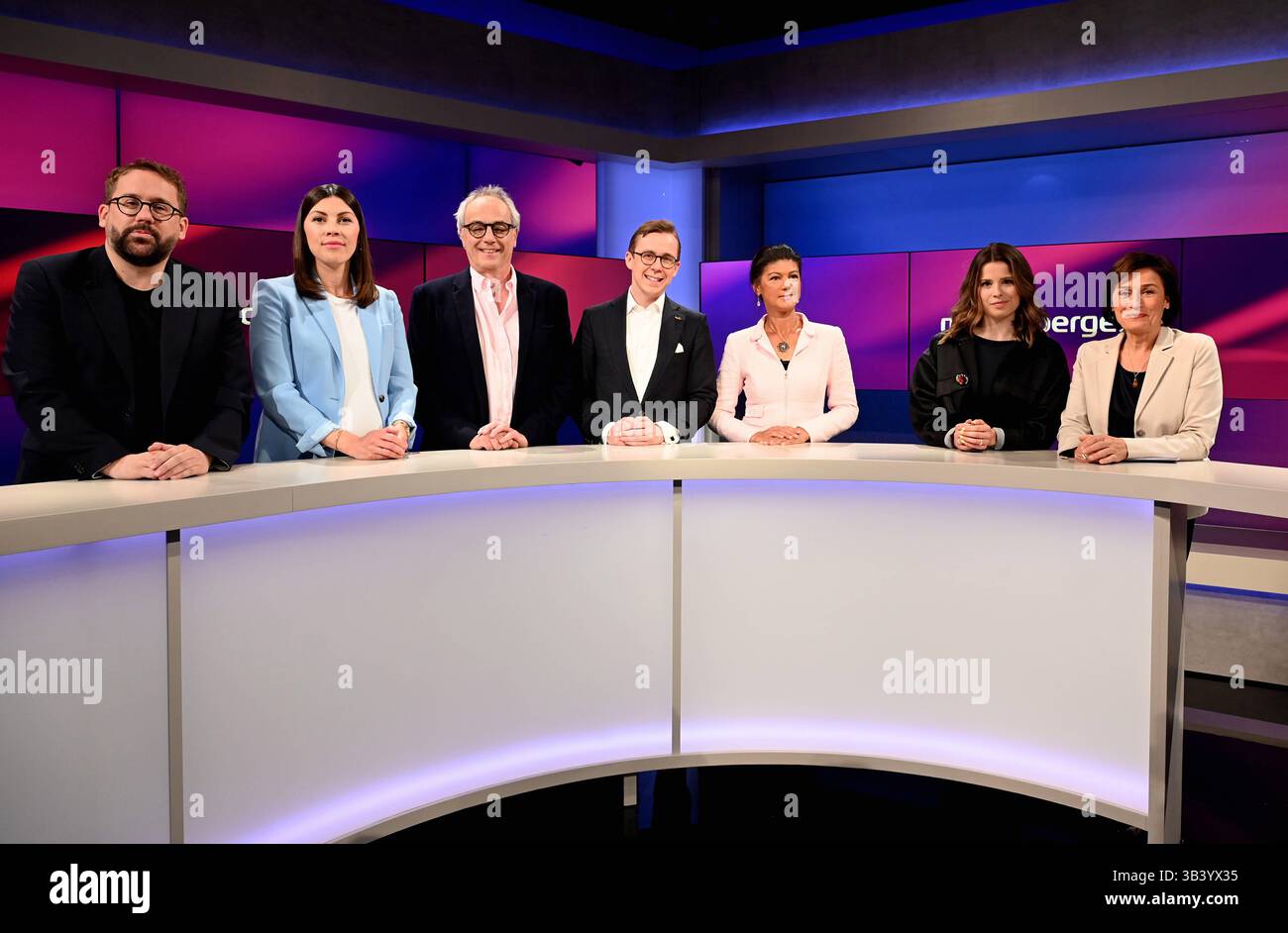 Journalist Paul Ronzheimer, l-r, Journalistin Laura Kipfelsberger, Koch ...
