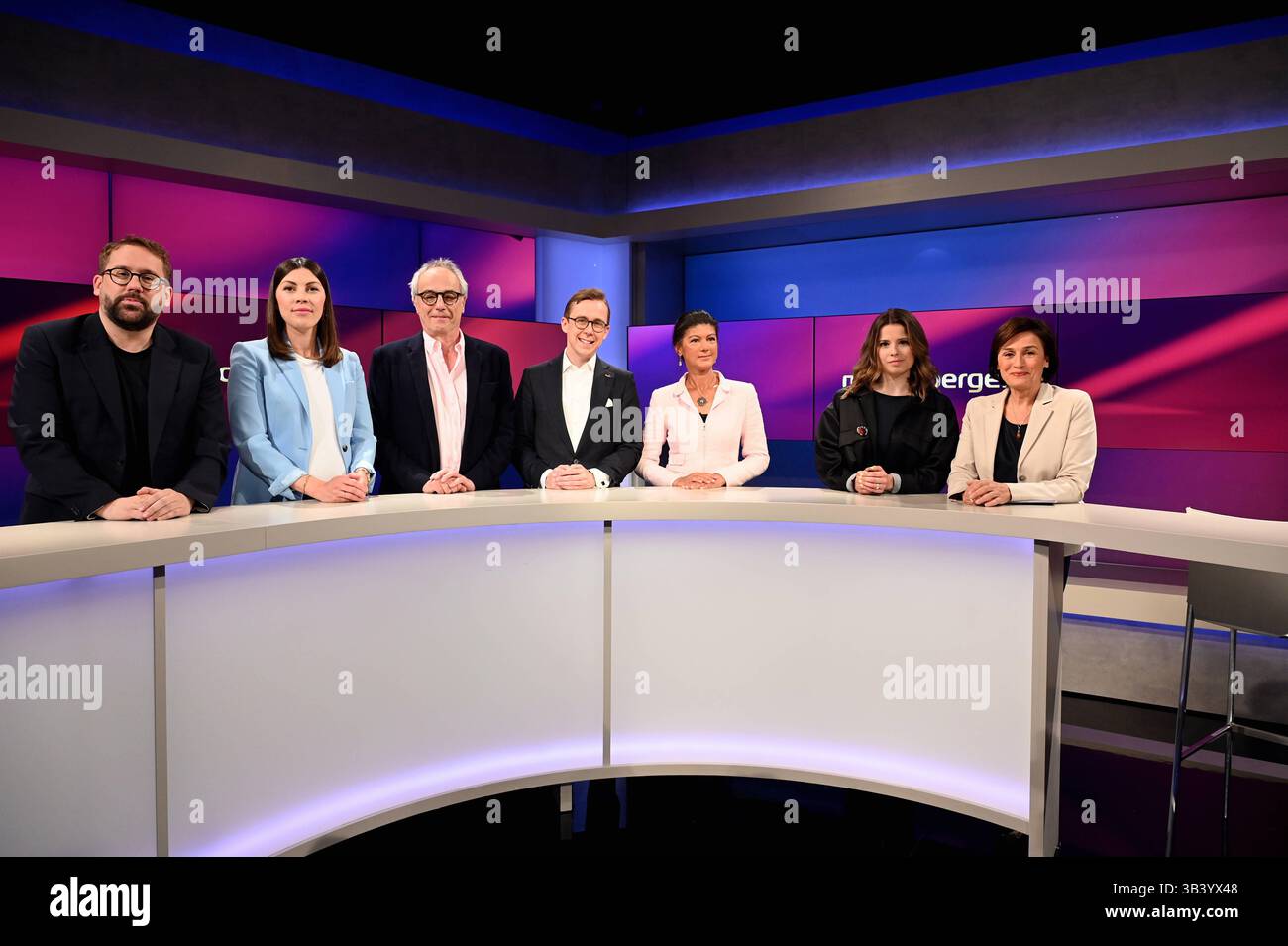 Journalist Paul Ronzheimer, l-r, Journalistin Laura Kipfelsberger, Koch ...