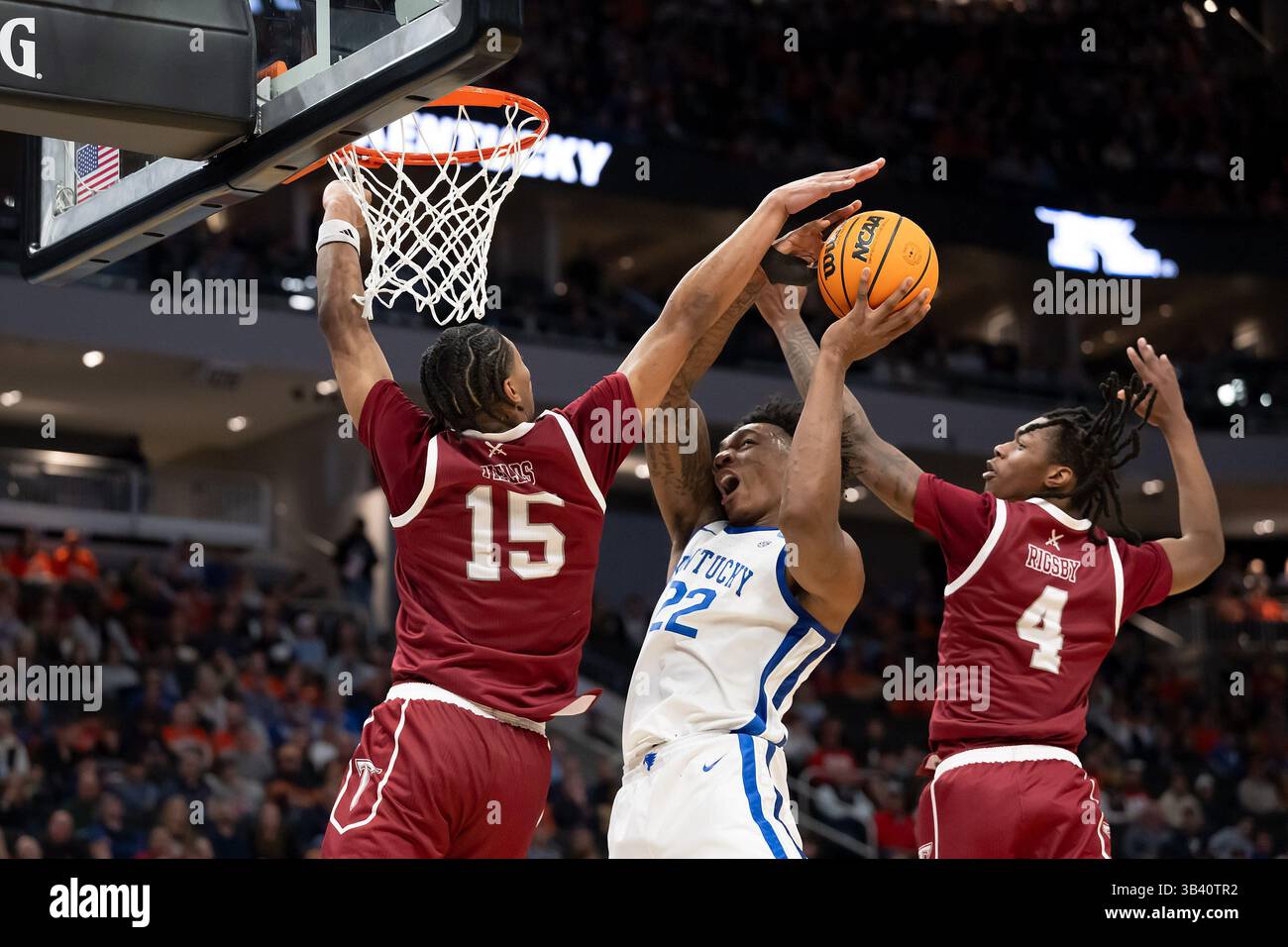 Milwaukee, WI, USA. 21st Mar, 2025. Kentucky Wildcats center Amari ...