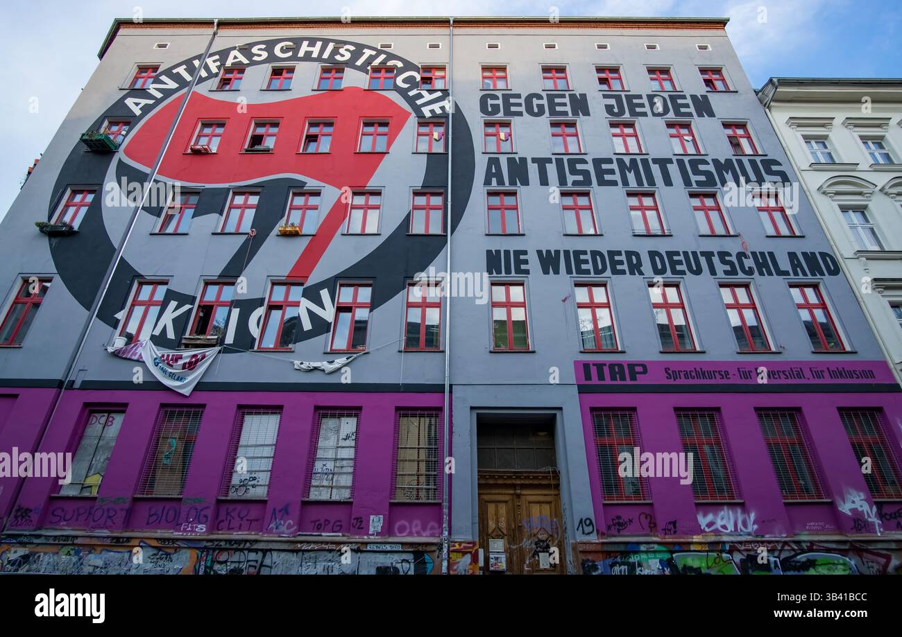 Antifa mural hi-res stock photography and images - Alamy