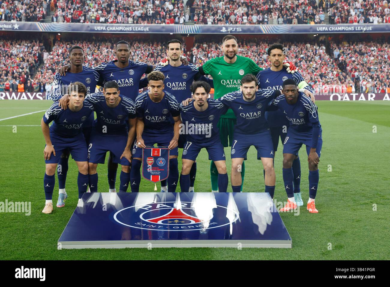 London, Royaume Uni. 30th Apr, 2025. Team PSG poses before the UEFA ...