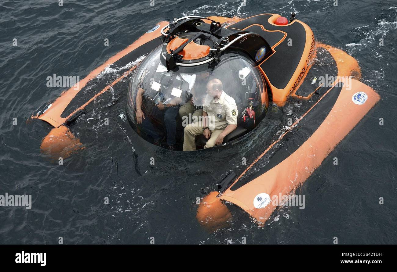 Bathyscaphe underwater mini submarine hi-res stock photography and ...