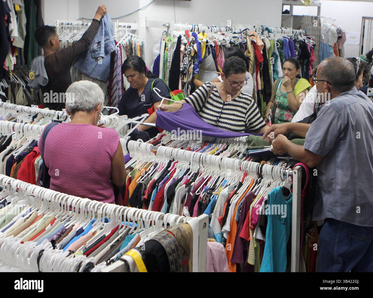 Vestidos de ropa hi-res stock photography and images - Alamy
