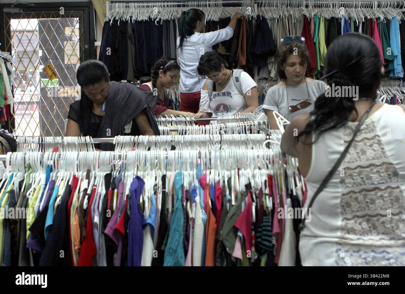 Prendas de vestir y prendas de vestir hi-res stock photography and ...