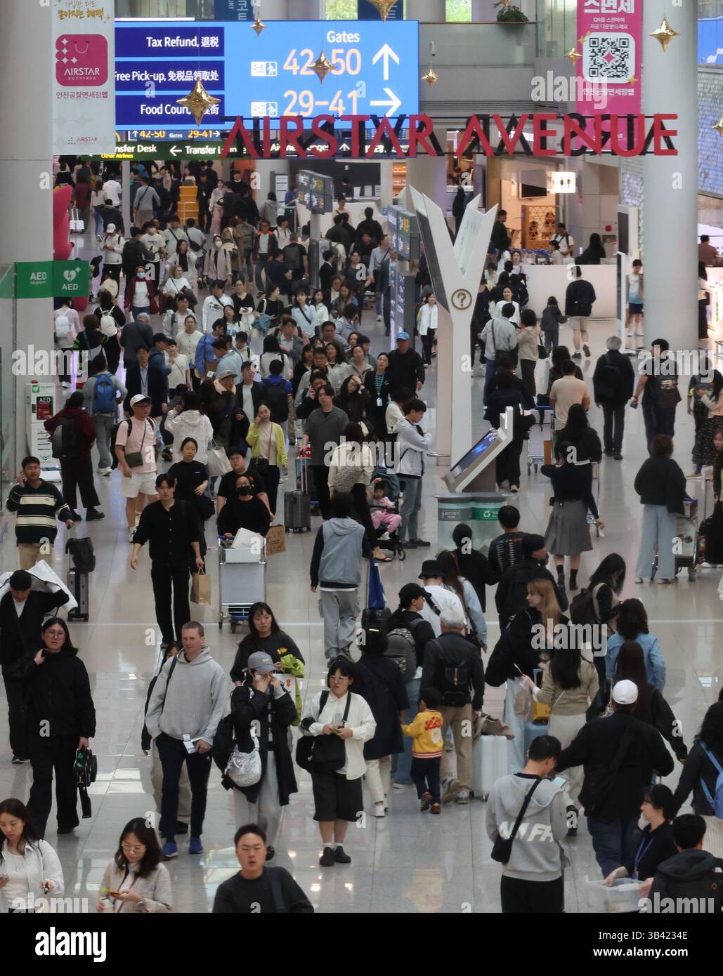 30th Apr, 2025. Holiday rush in S. Korea Outbound travelers move ...