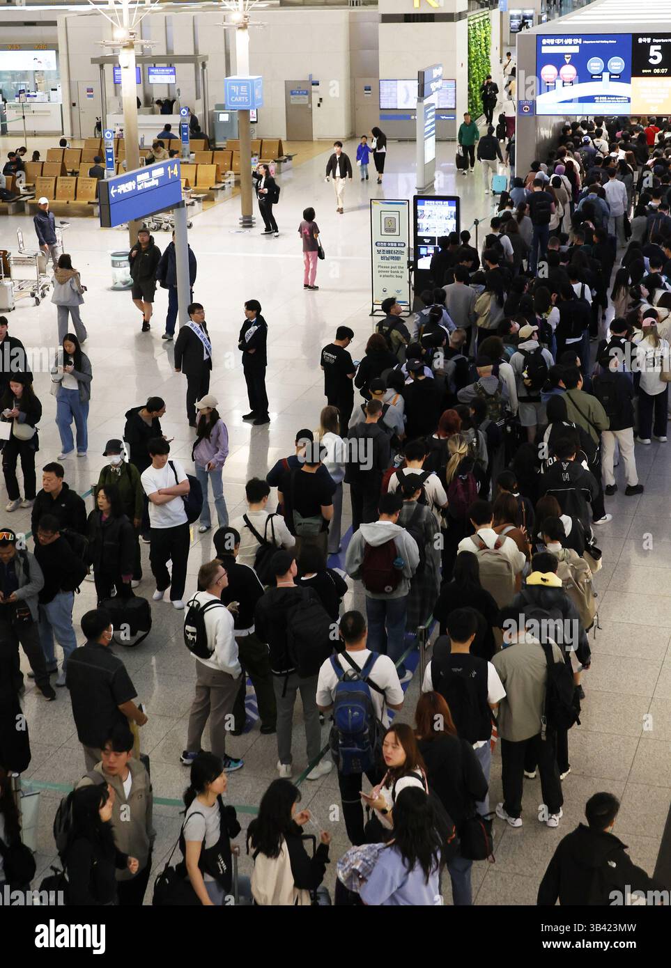30th Apr, 2025. Holiday rush in S. Korea Outbound travelers crowd a ...