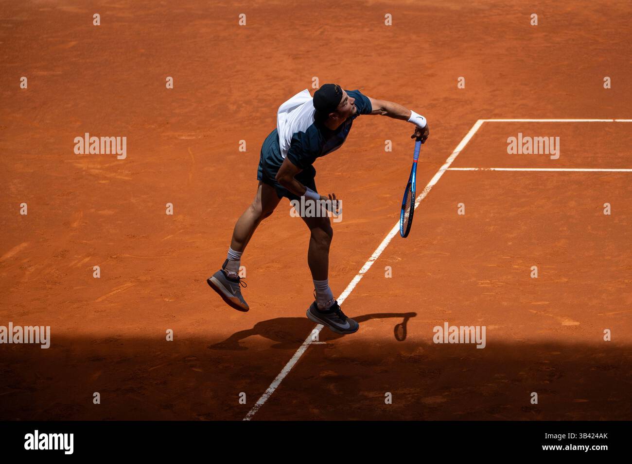 Madrid, Spain. 29th Apr, 2025. Englishman Jack Draper plays against Italian Matteo Berrettini ...