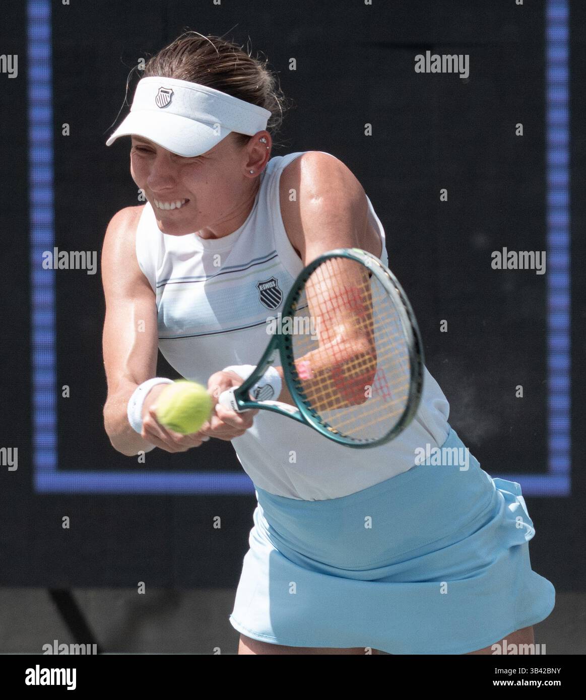 April 4, 2025: Ekaterina Alexandrova (RUS) defeated Qinwen Zheng (CHN ...