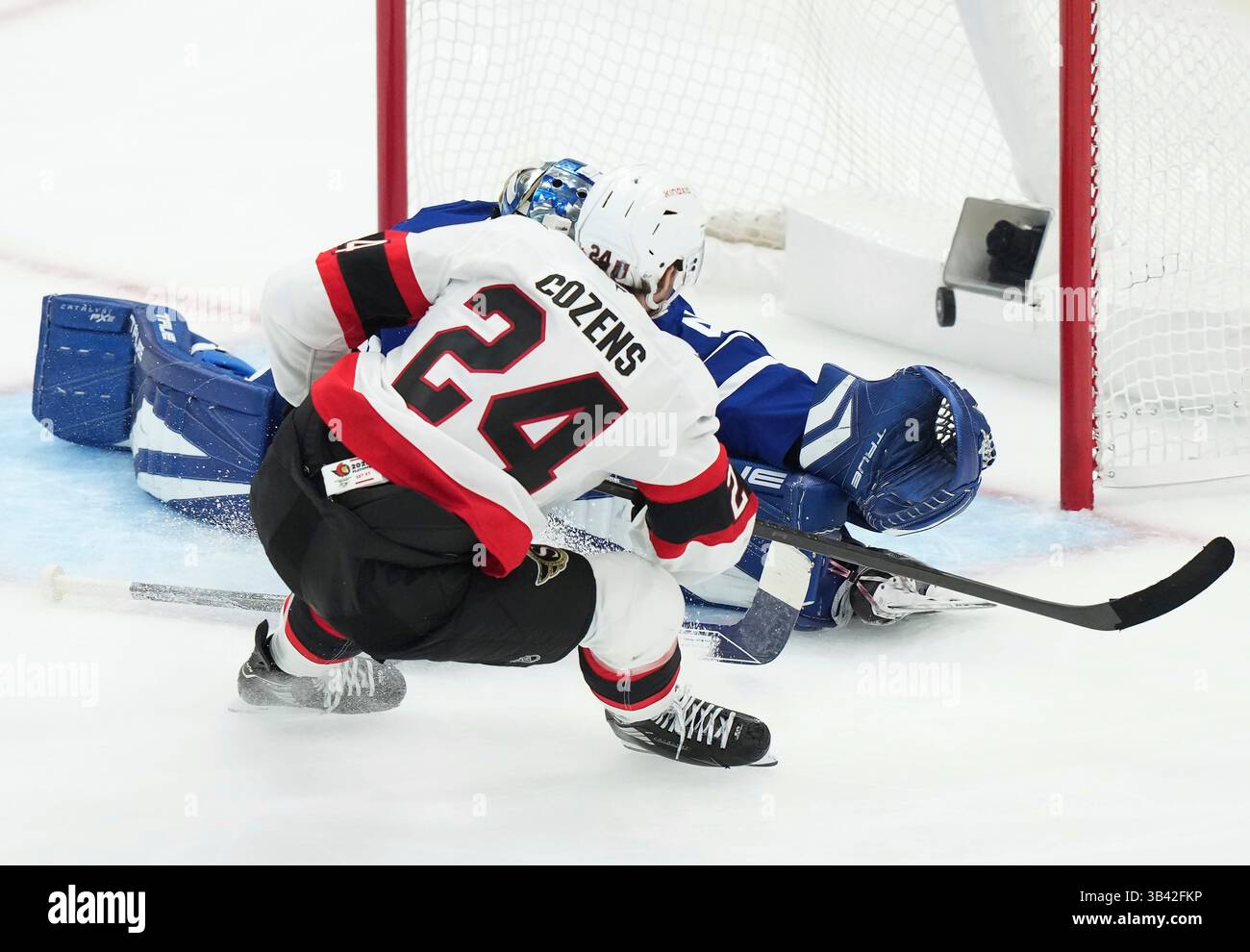 Ottawa Senators' Dylan Cozens (24) scores a short handed goal against ...