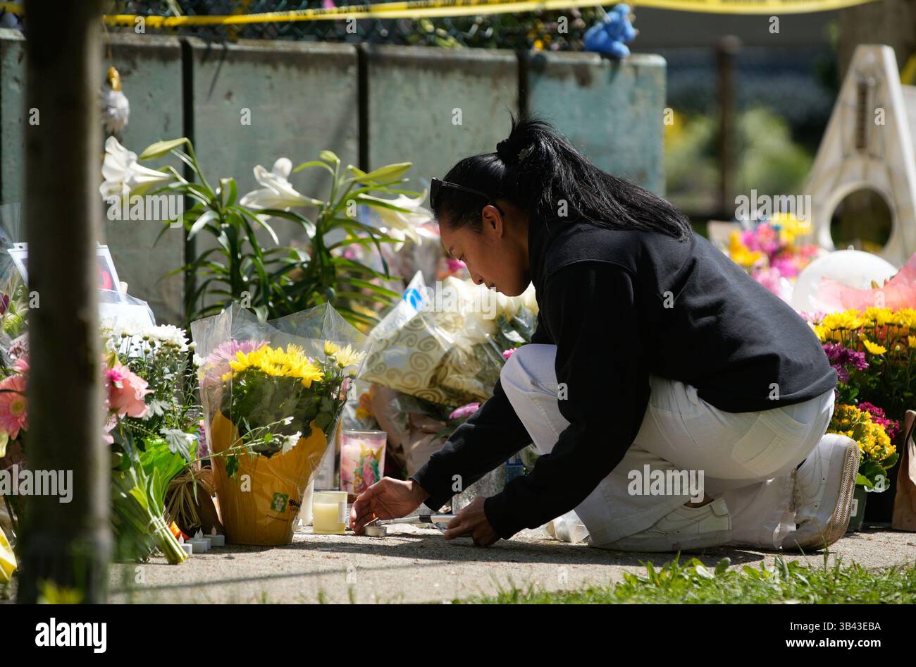 (250430) -- VANCOUVER, April 30, 2025 (Xinhua) -- A woman lights a ...