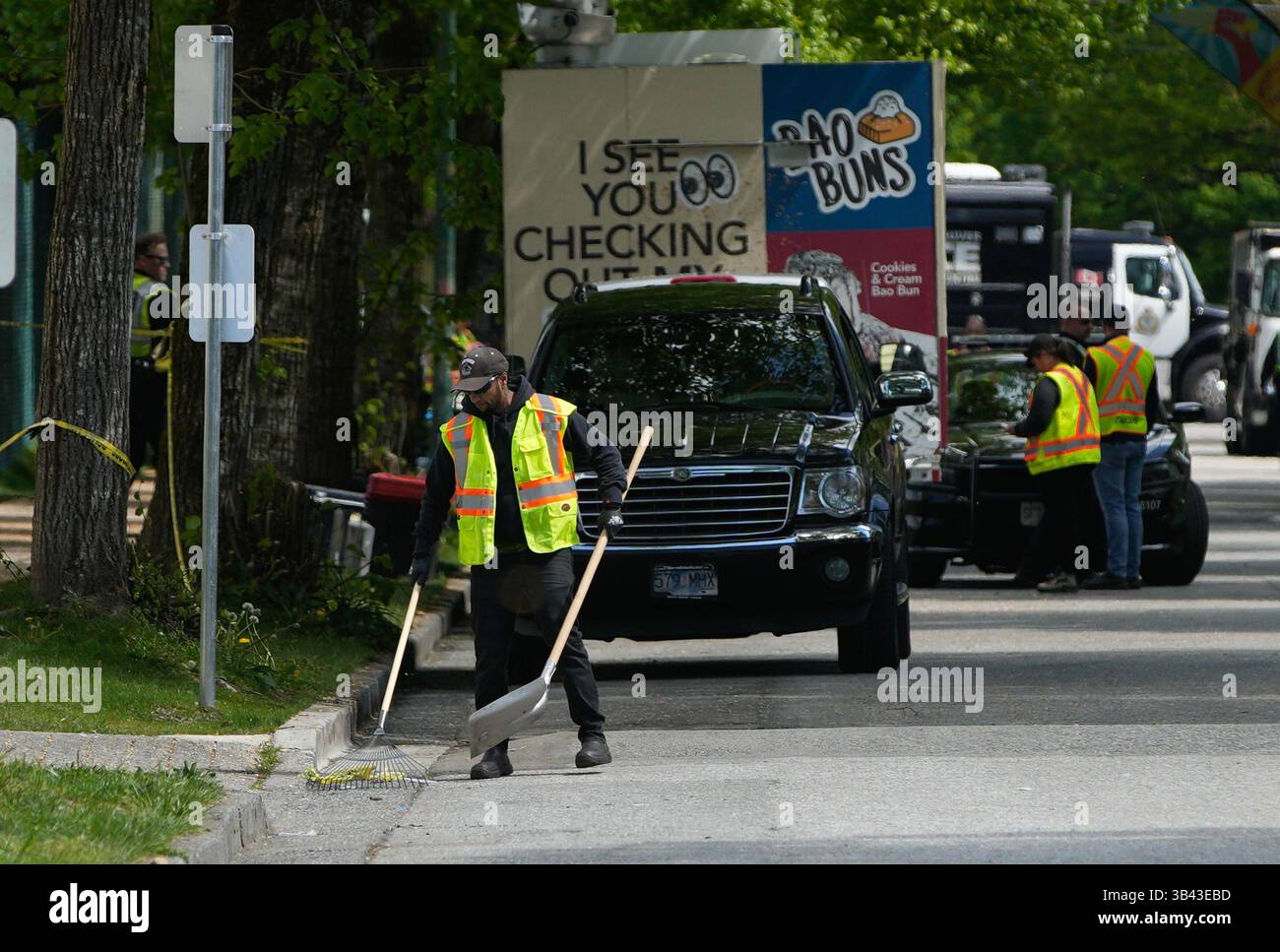 (250430) -- VANCOUVER, April 30, 2025 (Xinhua) -- City staff members ...