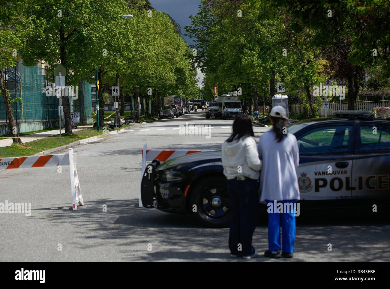 (250430) -- VANCOUVER, April 30, 2025 (Xinhua) -- People look at the ...