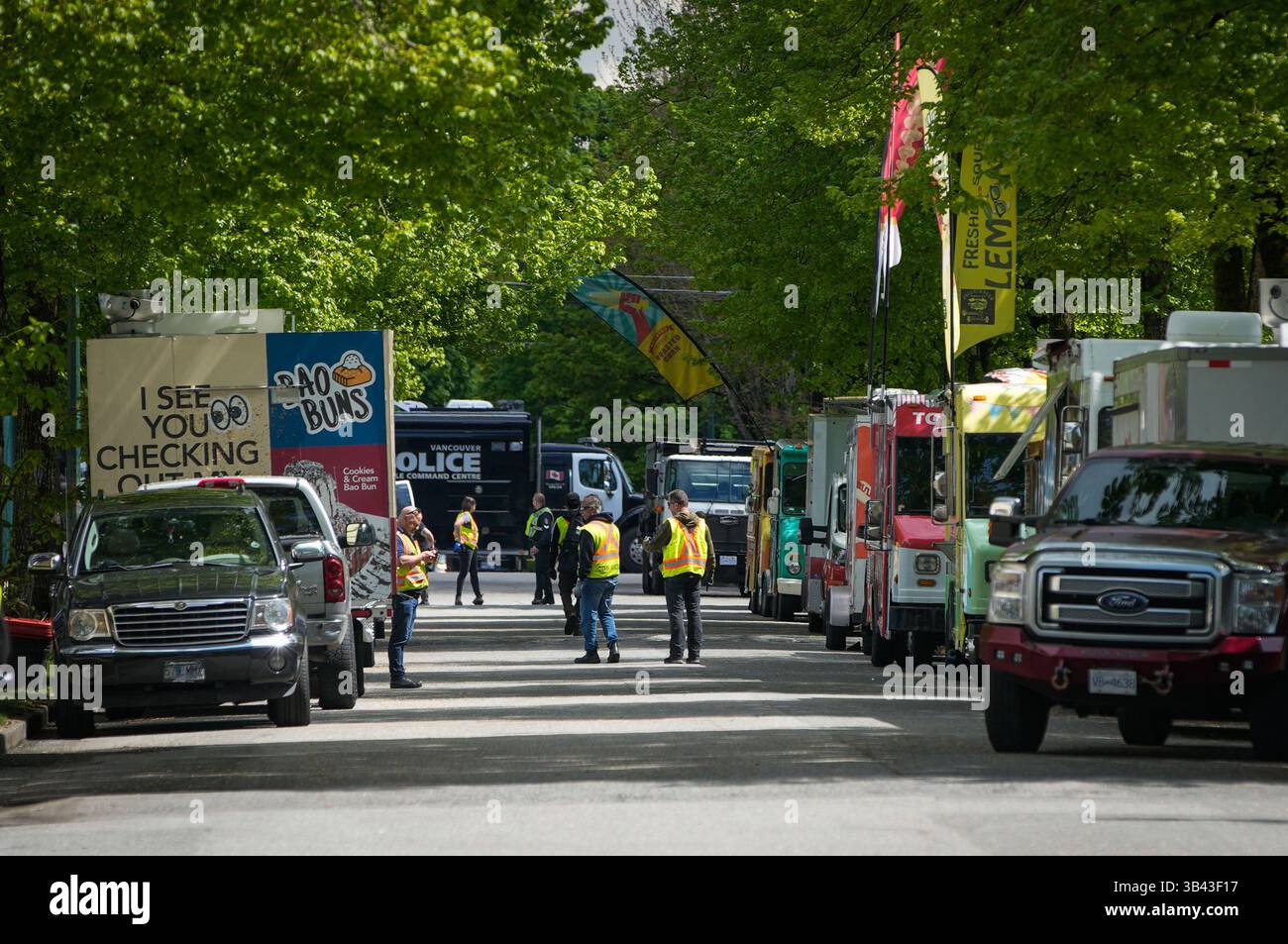 (250430) -- VANCOUVER, April 30, 2025 (Xinhua) -- City staff members ...