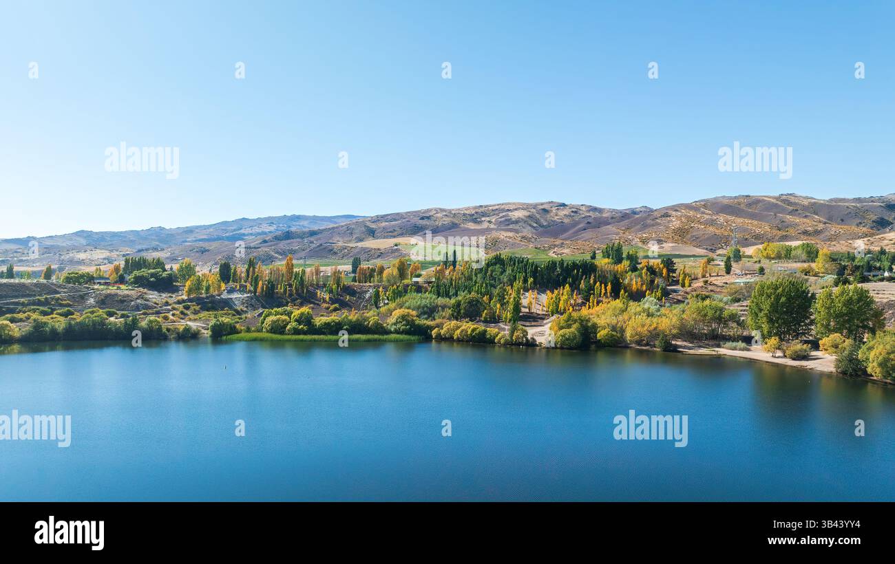 Lake shore scenery at Cromwell Gorge Stock Photo - Alamy
