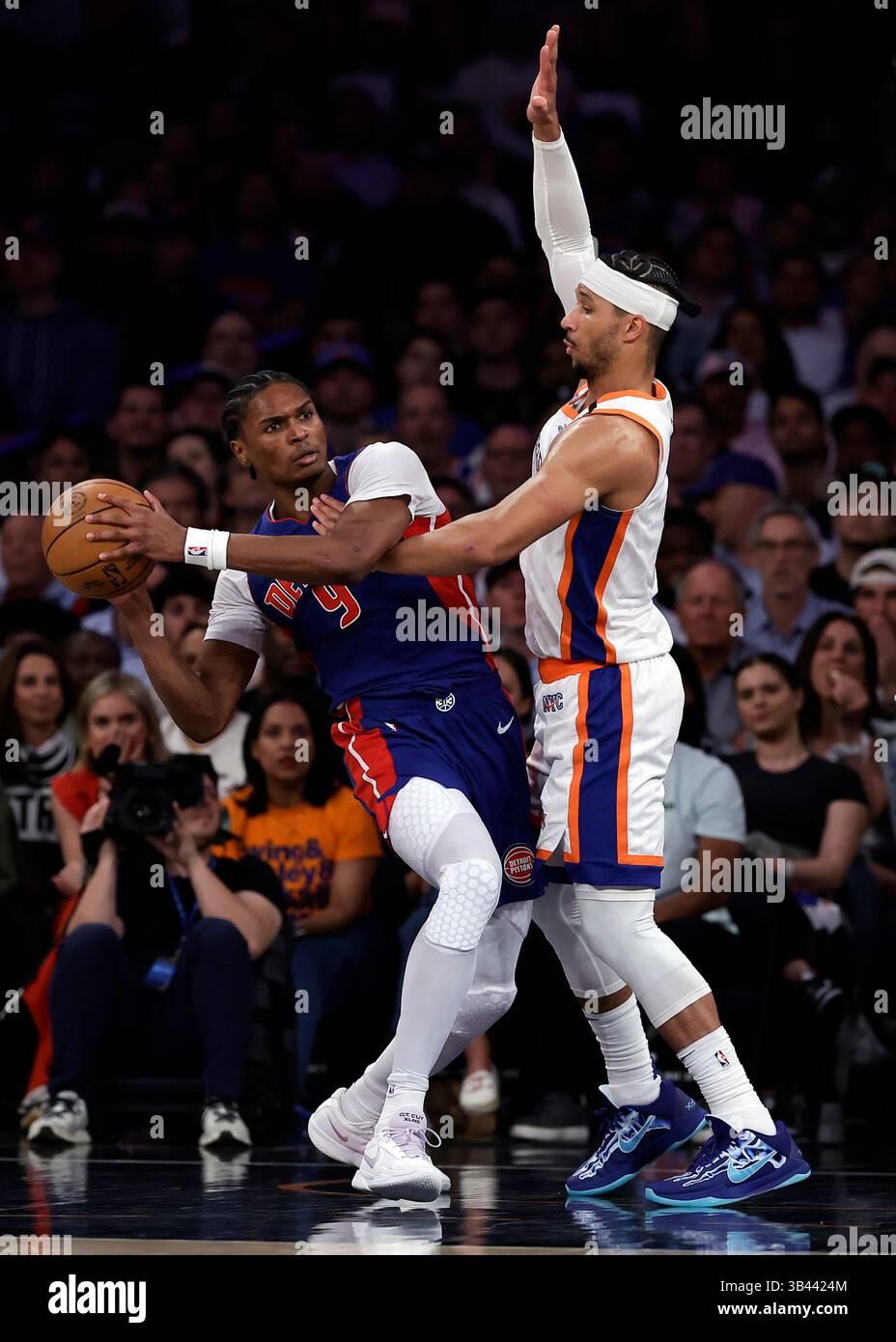 Detroit Pistons forward Ausar Thompson (9) looks to pass around New ...