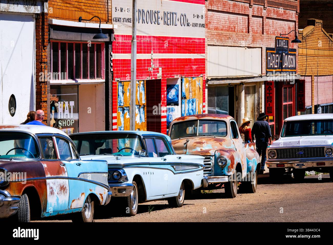 Classic American cars on a street in Lowell (Bisbee), Arizona, USA ...