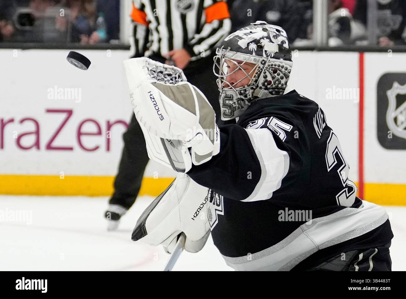 Los Angeles Kings goaltender Darcy Kuemper deflects a shot during the ...