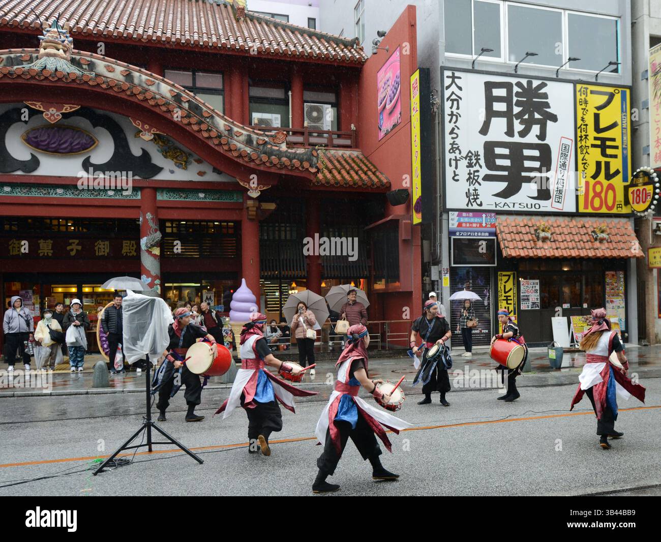 A traditional Okinawan dance & percussion pefrormance on Kokusai dori ...