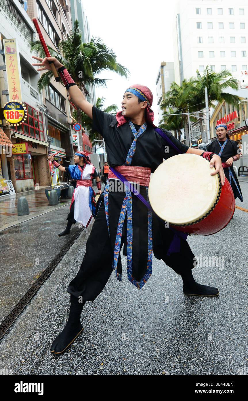 A traditional Okinawan dance & percussion pefrormance on Kokusai dori ...