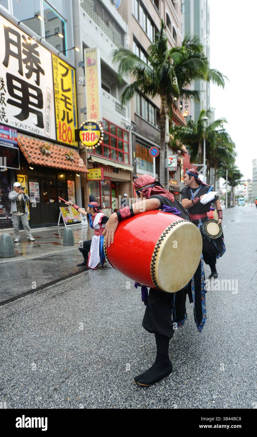 A traditional Okinawan dance & percussion pefrormance on Kokusai dori ...