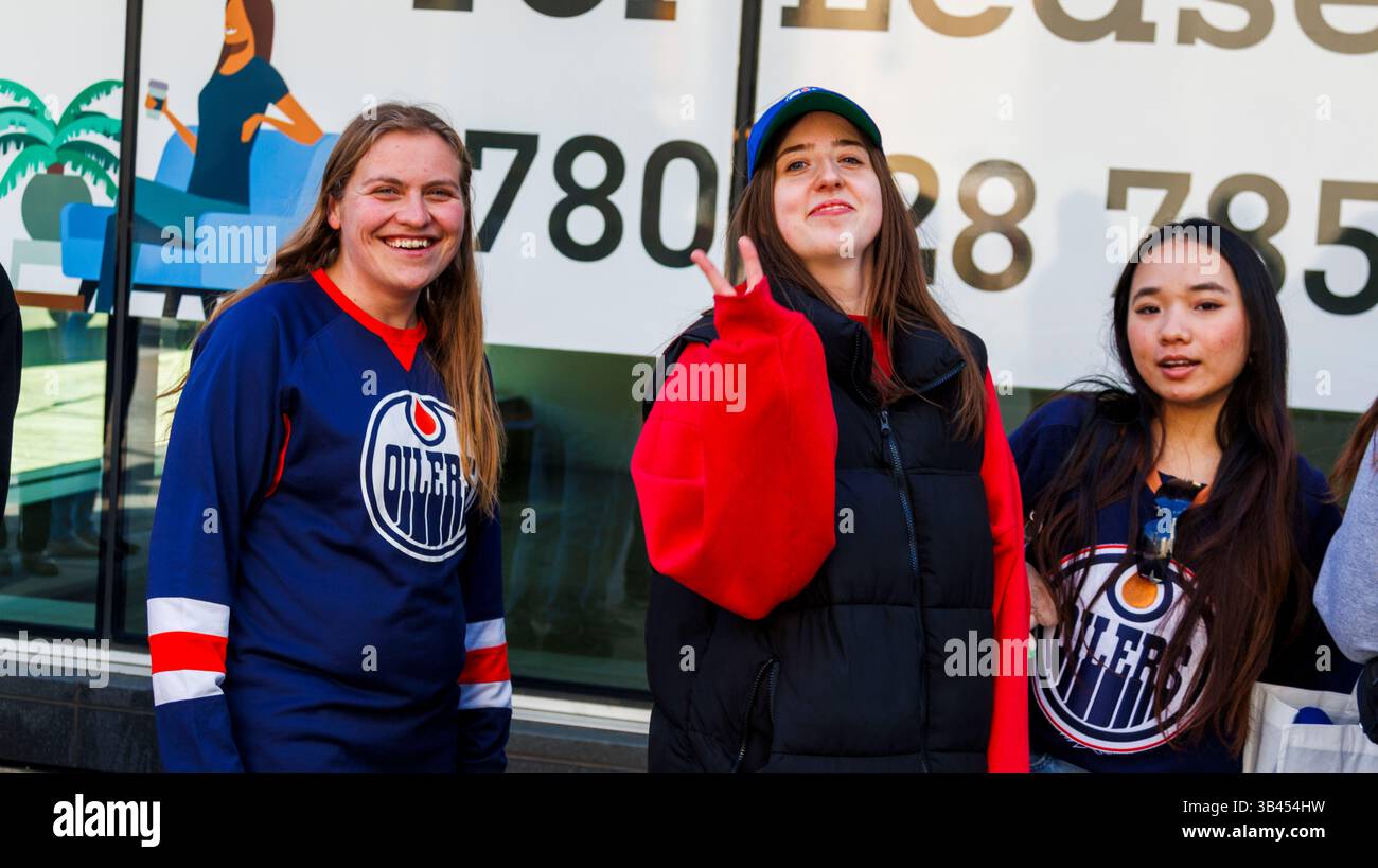 Edmonton, Canada. 29th Apr, 2025. Edmonton Oilers fans start lining up ...