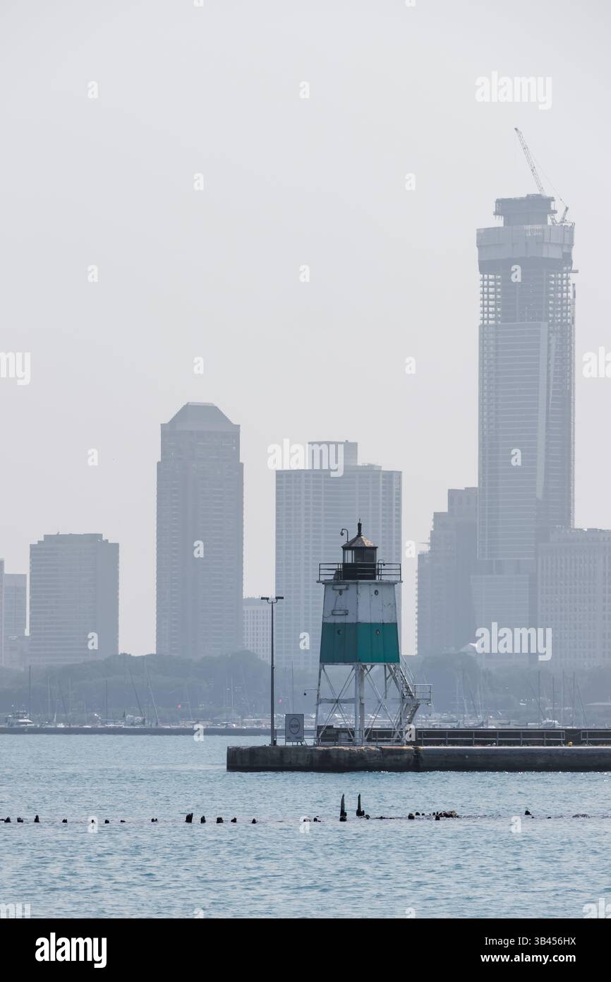Chicago harbor southeast guidewall light hi-res stock photography and ...