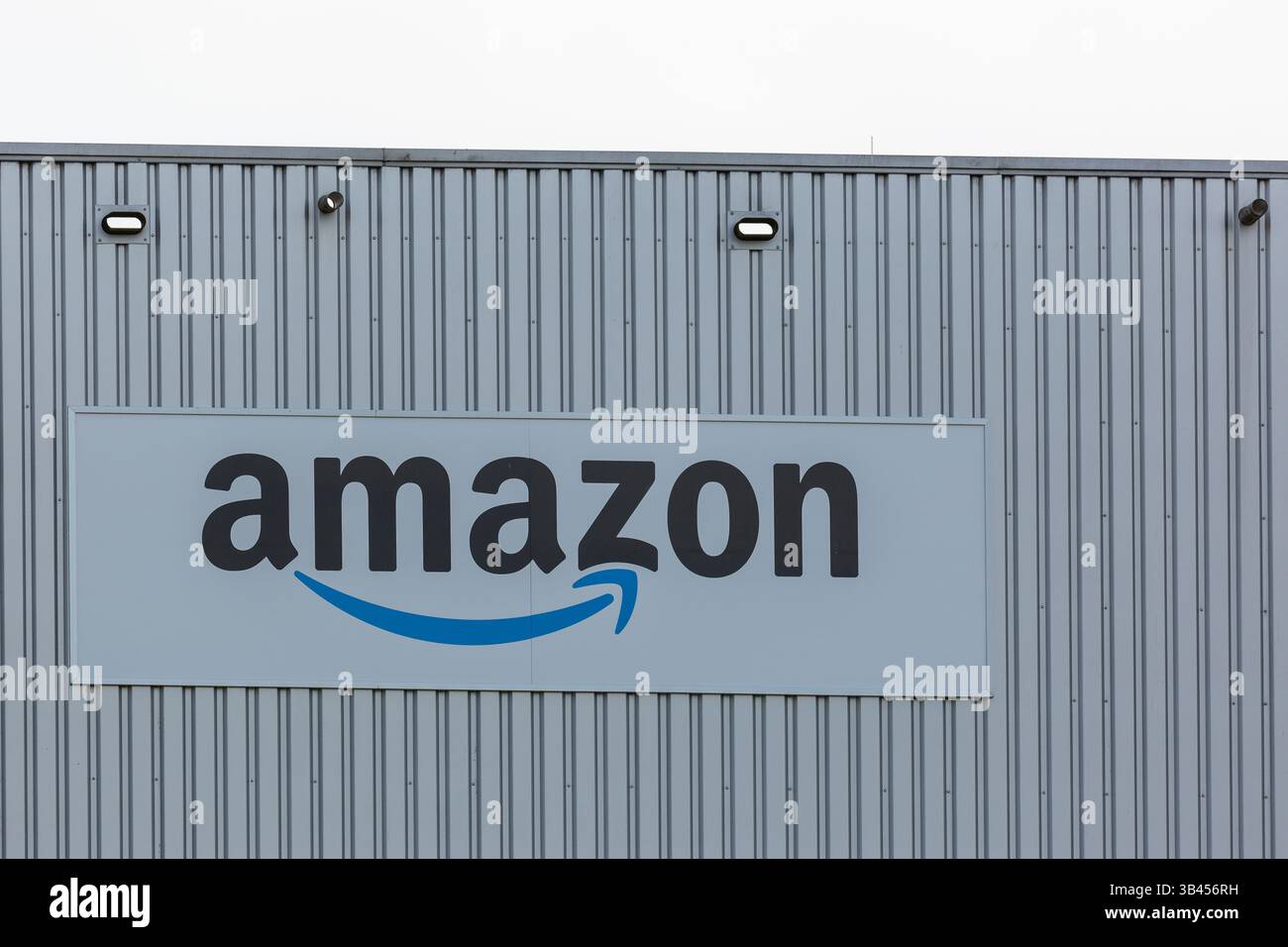 Amazon logistics center in germany hi-res stock photography and images ...