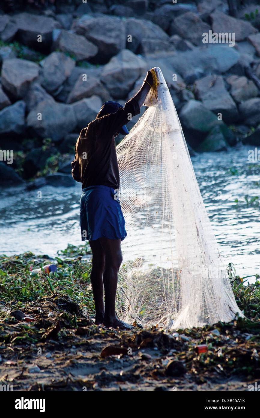 fisherman with a net at work in Kochi, Kerala Stock Photo - Alamy