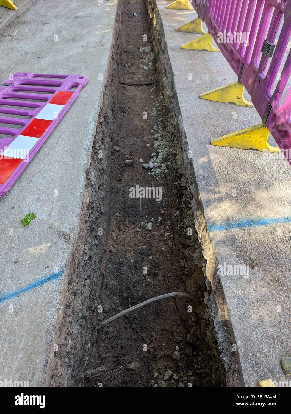 Laying out pipe hi-res stock photography and images - Alamy