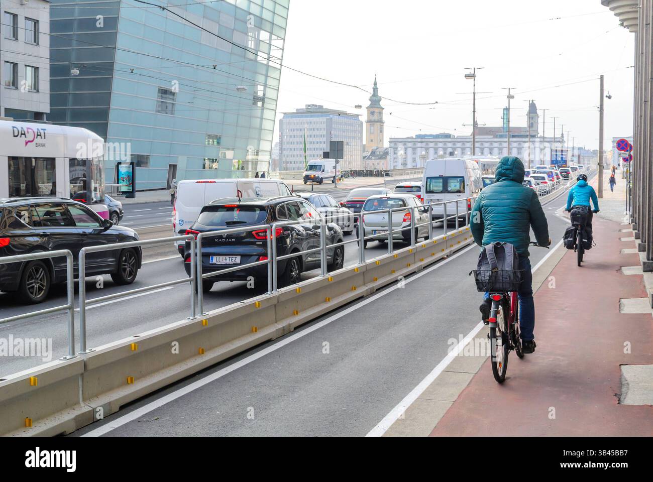 linz, austria, 02 april 2025, cycling path provisotrium on the danube ...