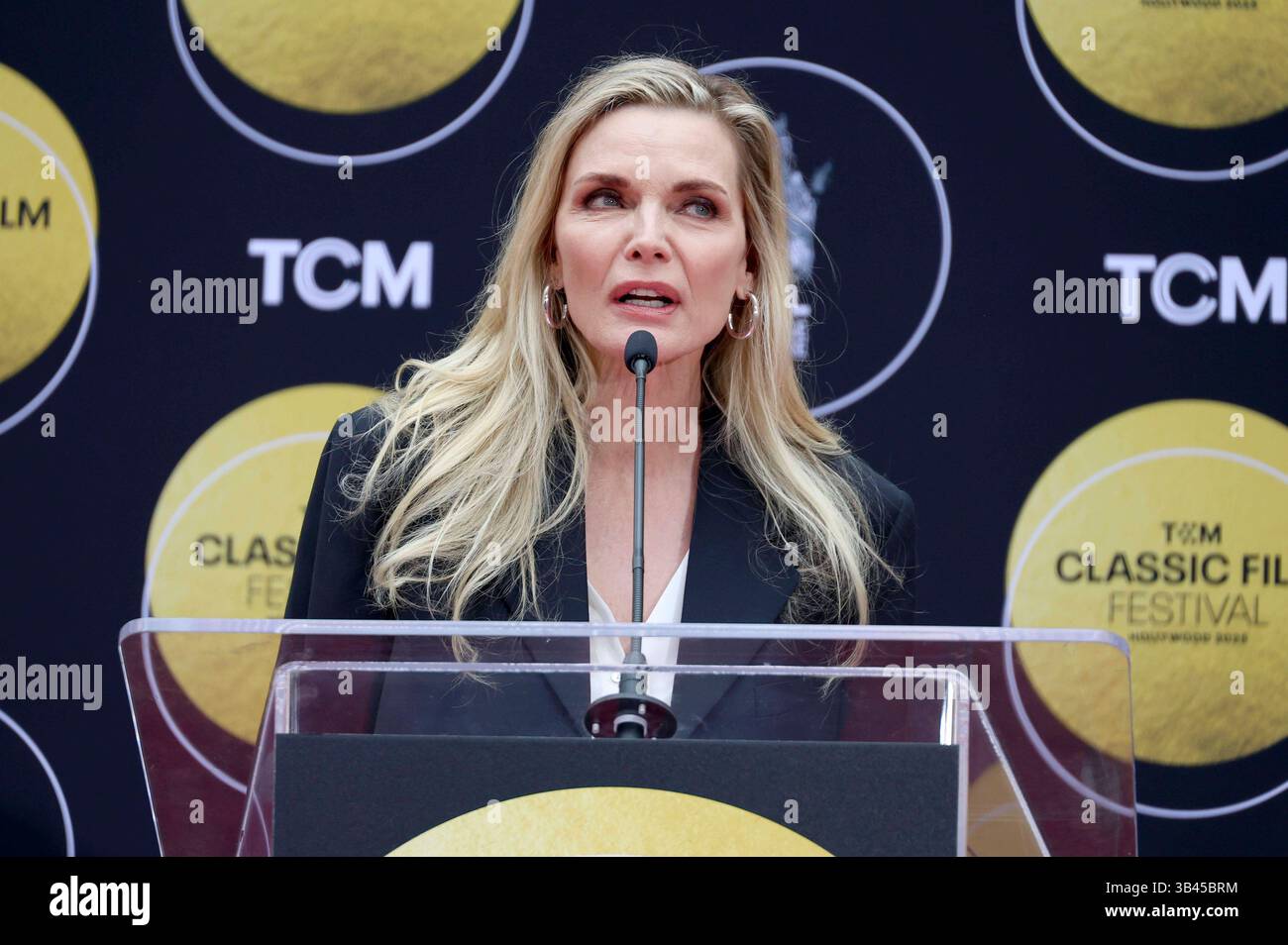 Michelle Pfeiffer bei ihrer Hand and Footprints Ceremony am TCL Chinese ...