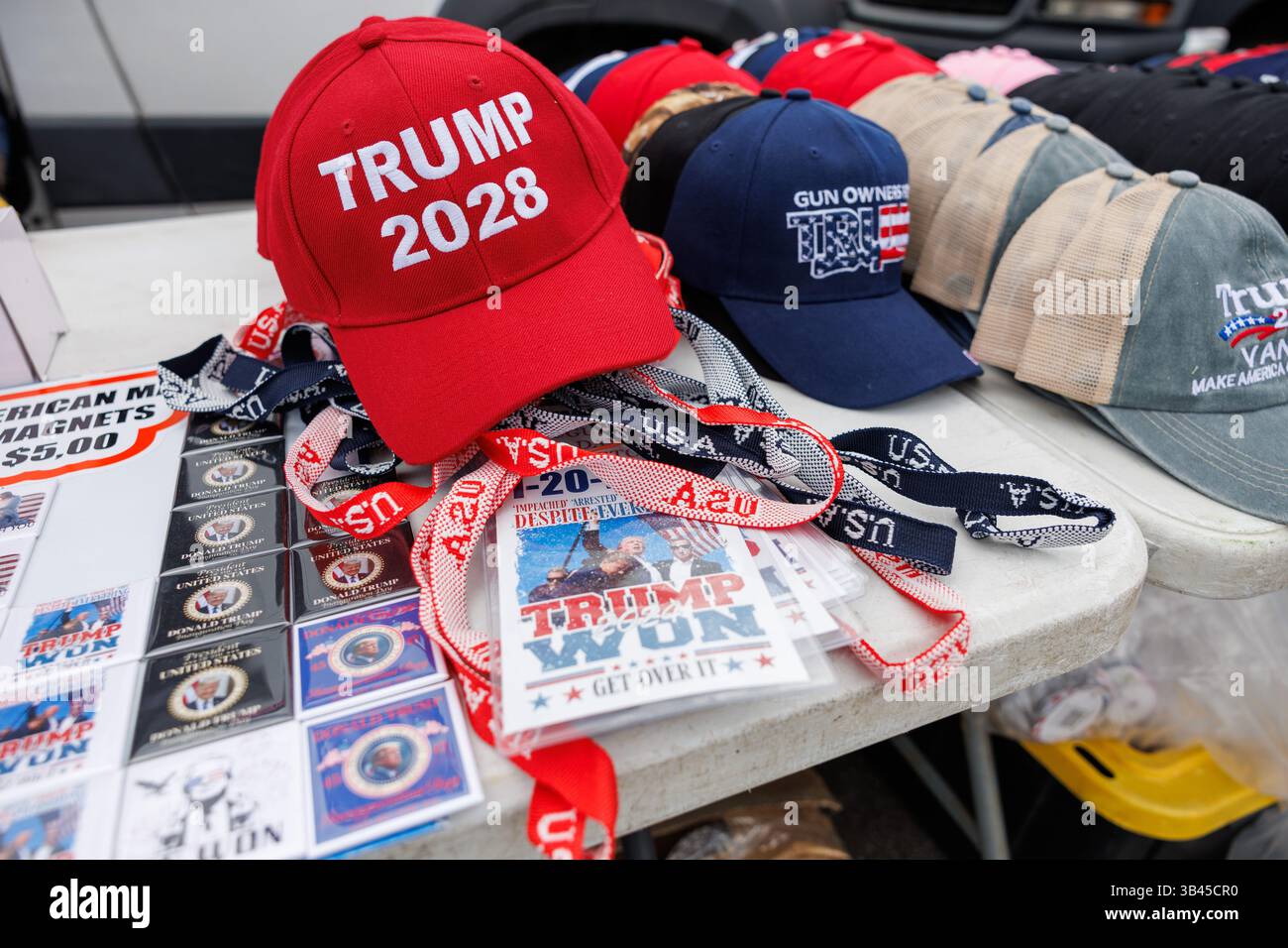 Warren, USA. 29th Apr, 2025. Vendors outside President Donald Trump's ...