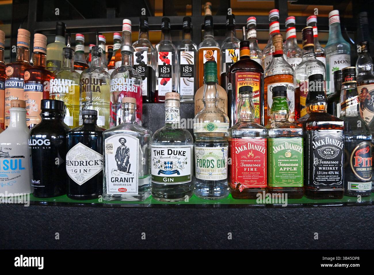 Themenfoto Hotel: Hotelbar,Bar,leer.Drinks,Spirituosen,Aklkohol.Theke ...