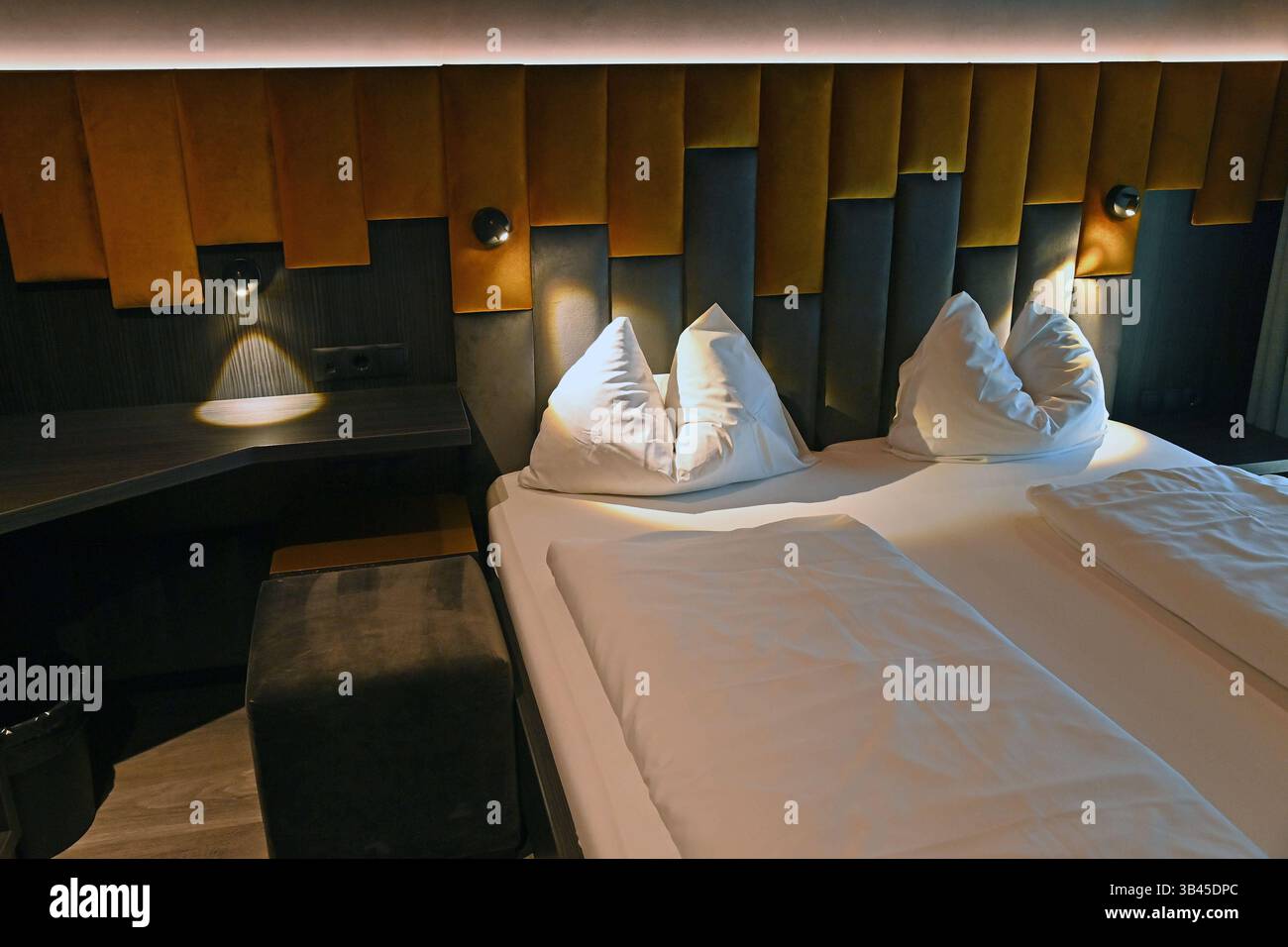 Themenfoto Hotel: leeres Hotelzimmer,Bett,Betten,Kissen,Doppelbett ...