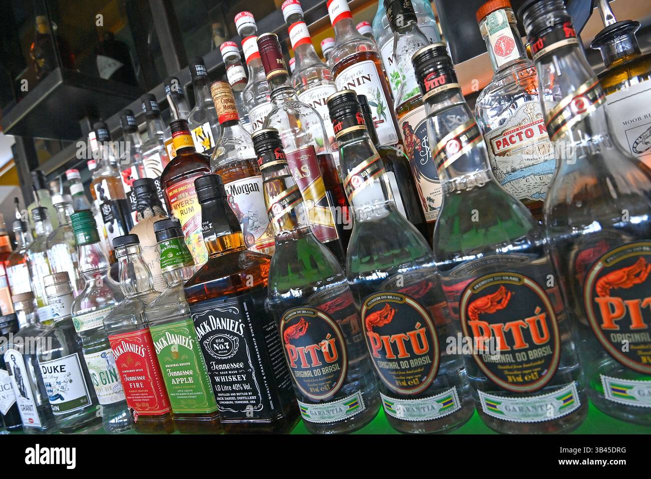 Themenfoto Hotel: Hotelbar,Bar,leer.Drinks,Spirituosen,Aklkohol.Theke ...
