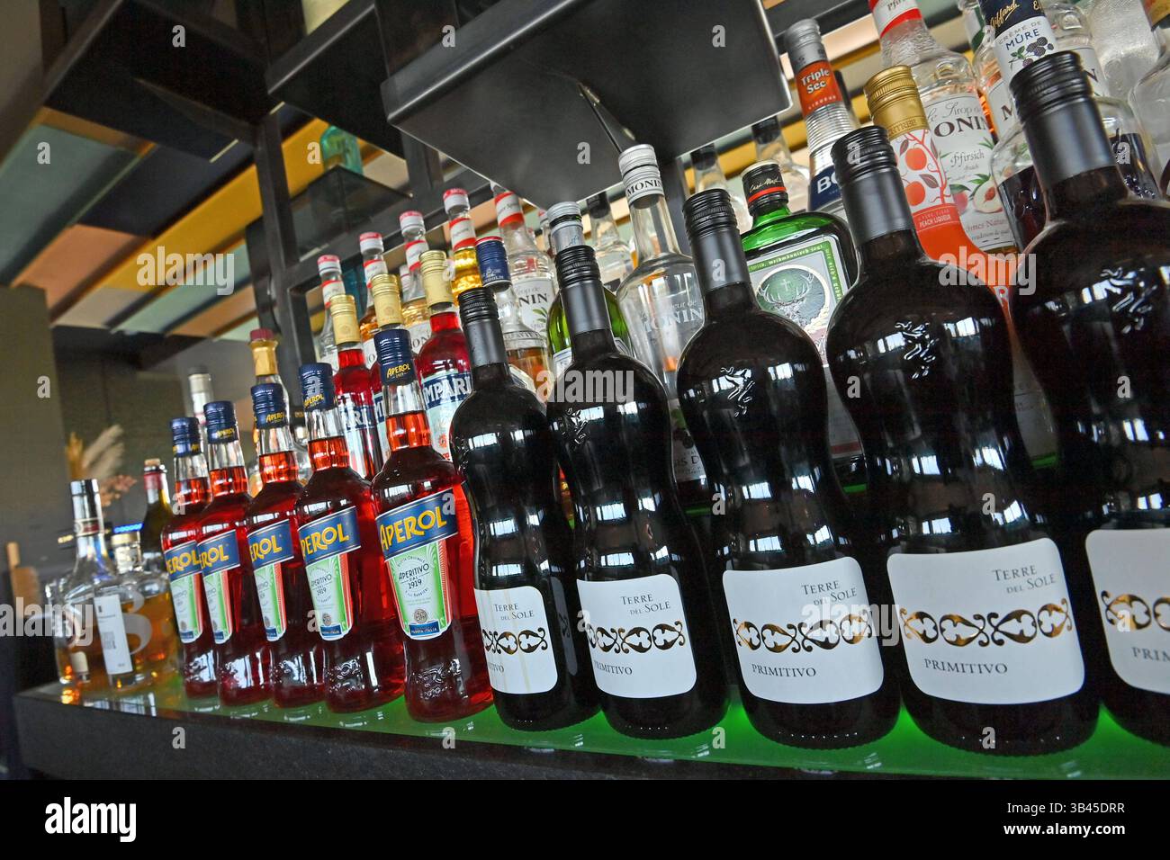 Themenfoto Hotel: Hotelbar,Bar,leer.Drinks,Spirituosen,Aklkohol.Theke ...