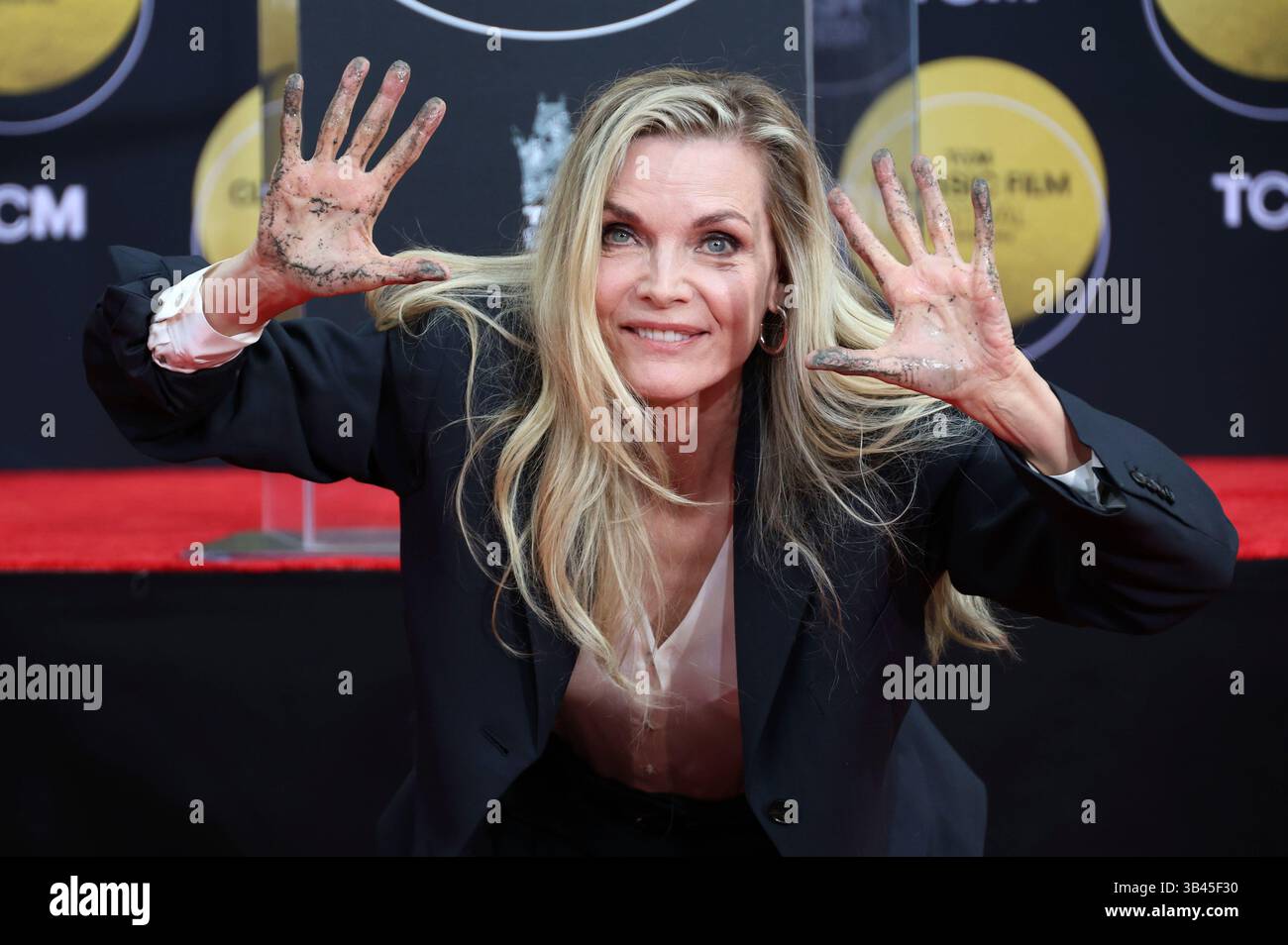 Michelle Pfeiffer bei ihrer Hand and Footprints Ceremony am TCL Chinese Theatre Hollywood. Los ...