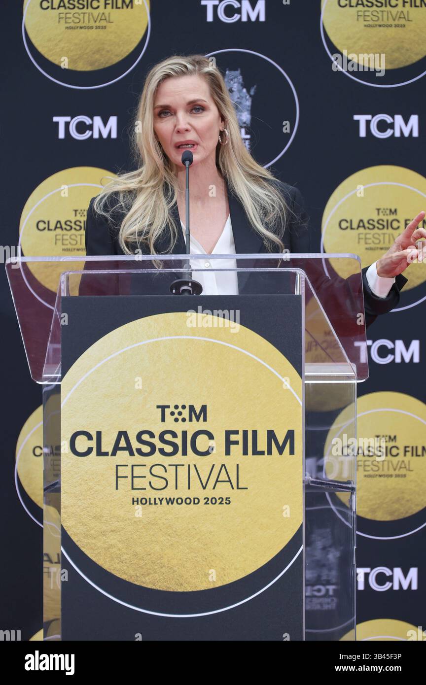 Michelle Pfeiffer bei ihrer Hand and Footprints Ceremony am TCL Chinese ...