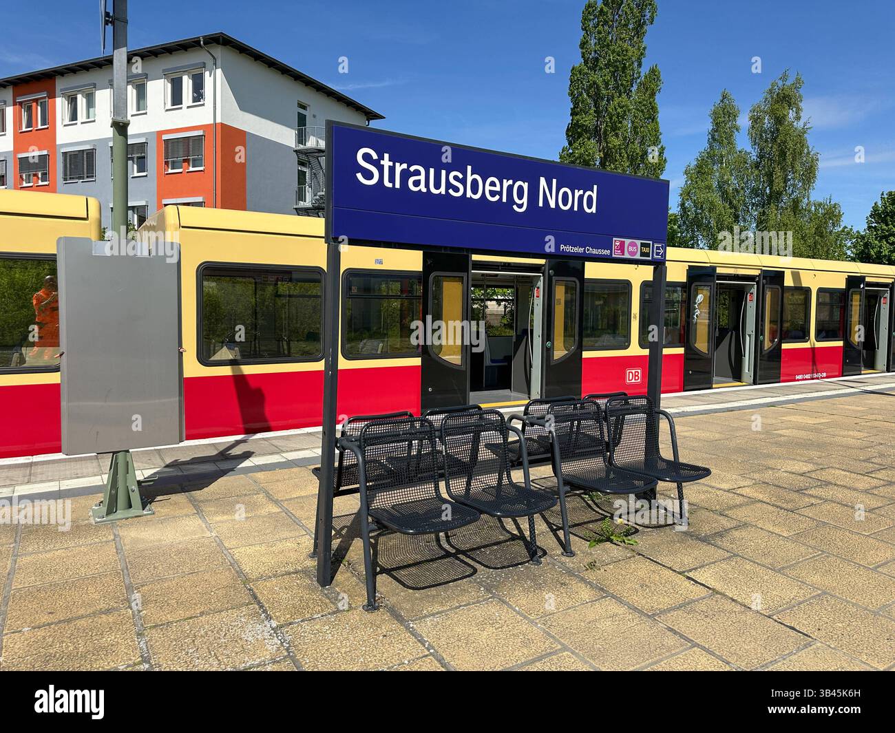 S-Bahn Zug S5 der Berliner S-Bahn am Bahnhof Strausberg-Nord ...