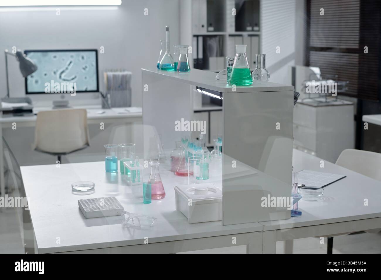 Device chemical analysis flasks on hi-res stock photography and images ...