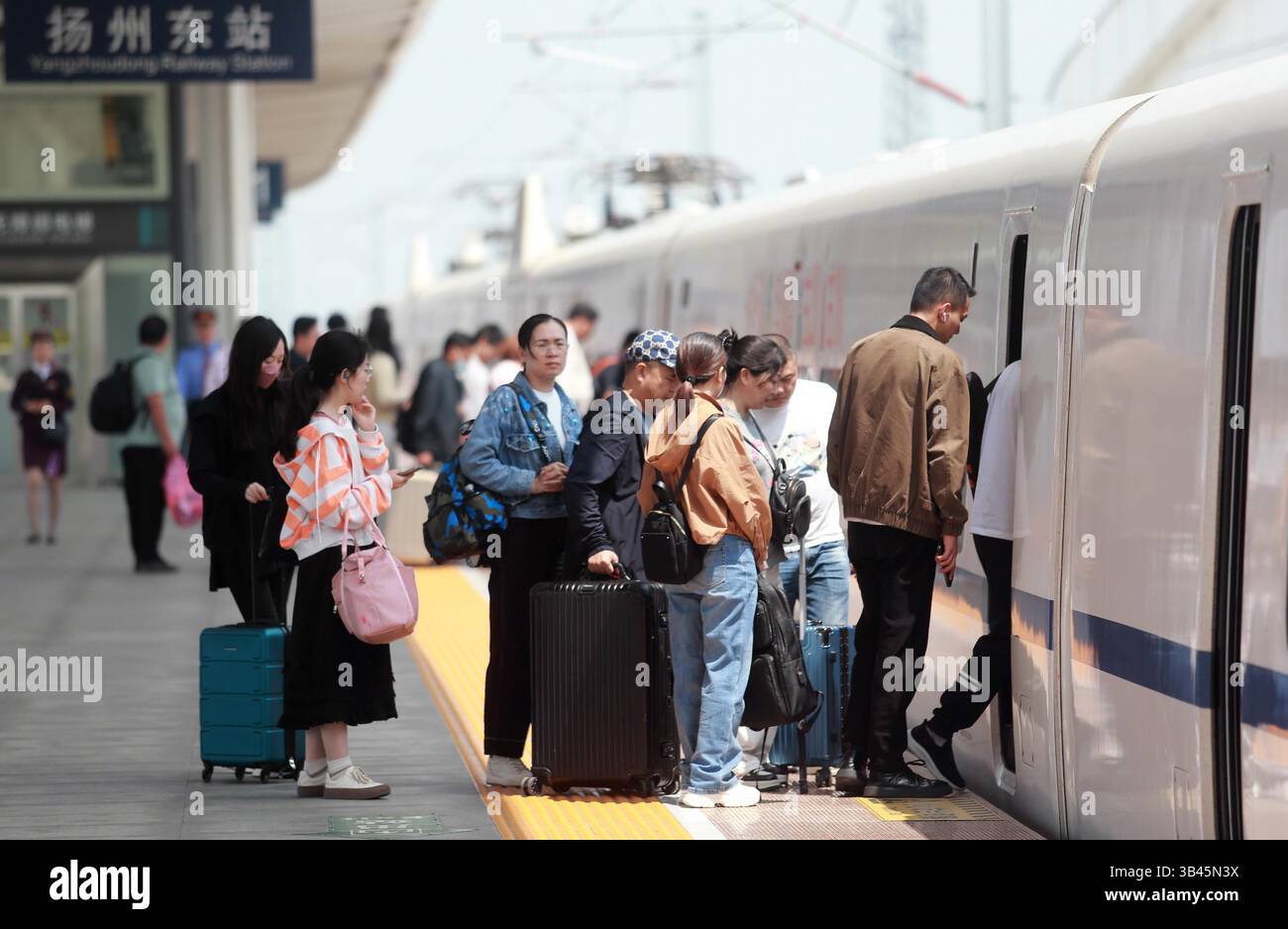 Yangzhou railway station sees a travel peak ahead of the May Day in ...