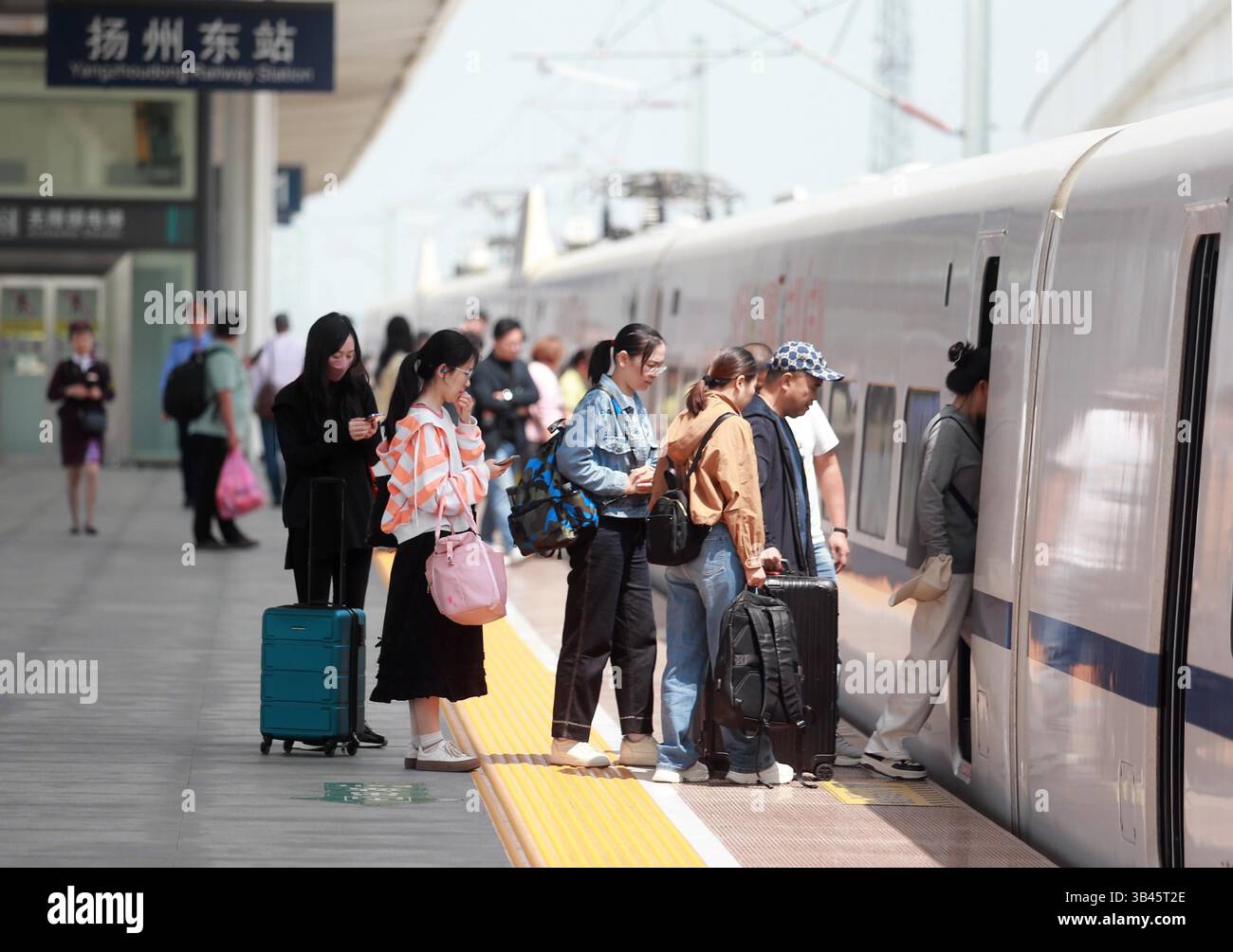 Yangzhou railway station sees a travel peak ahead of the May Day in ...