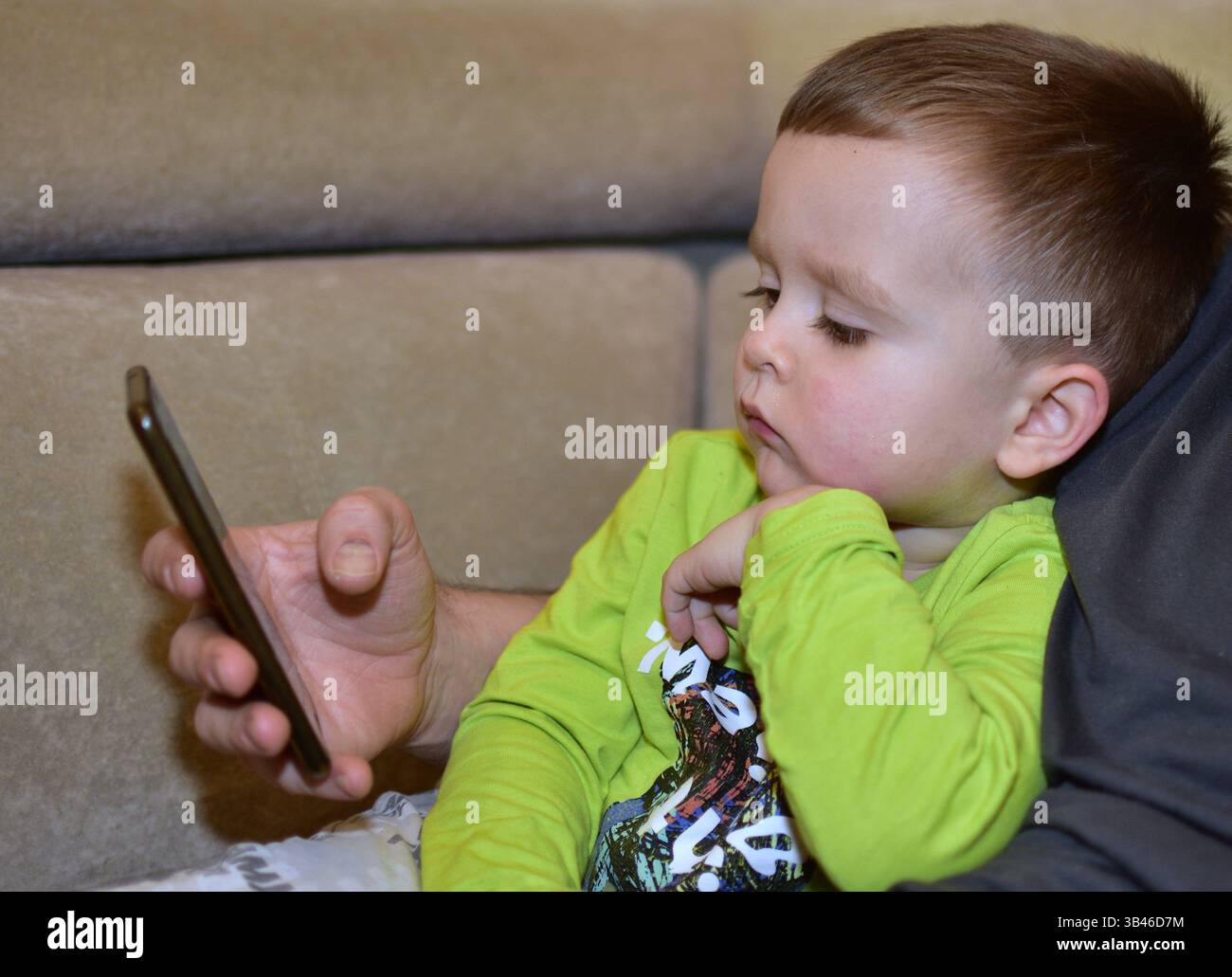Man uses mobile phone child hi-res stock photography and images - Alamy