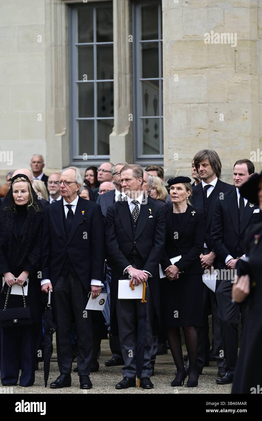 Gäste bei der Trauerfeier für Andreas Prinz von Sachsen-Coburg und ...