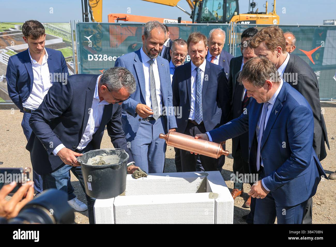 30 April 2025, Saxony, Schkeuditz: Michael Altmann (l-r), Weerts Group ...