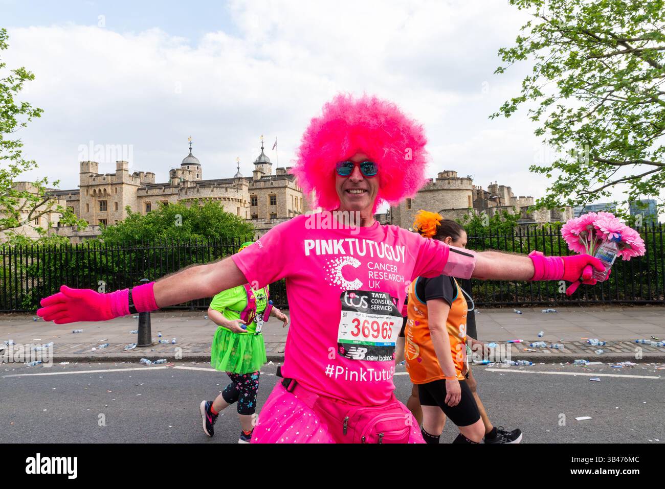 David Ash, Pink Tutu Guy, competing in the 2025 TCS London Marathon ...