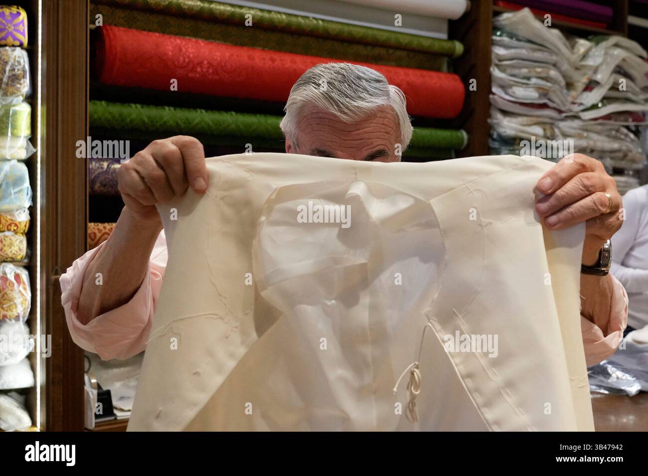 Italian tailor Raniero Mancinelli, who on his own initiative is making ...