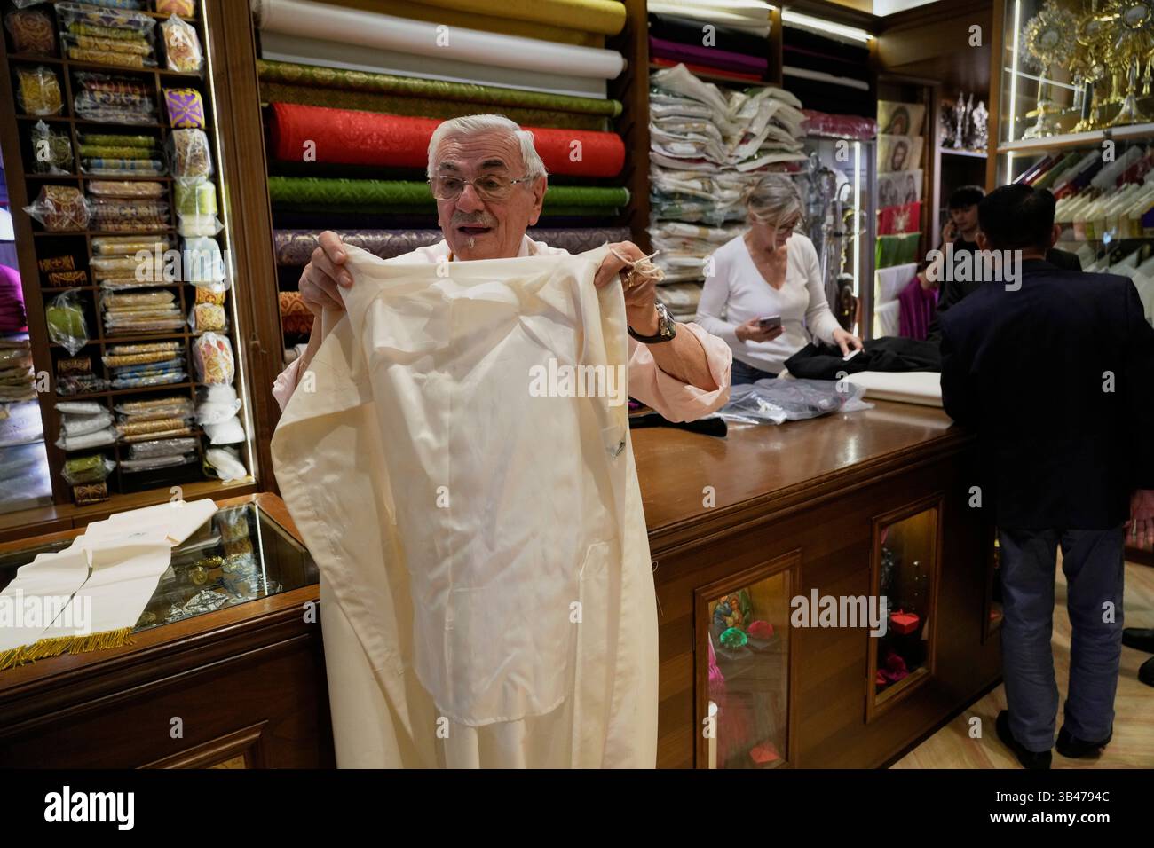 Italian tailor Raniero Mancinelli, who on his own initiative is making ...