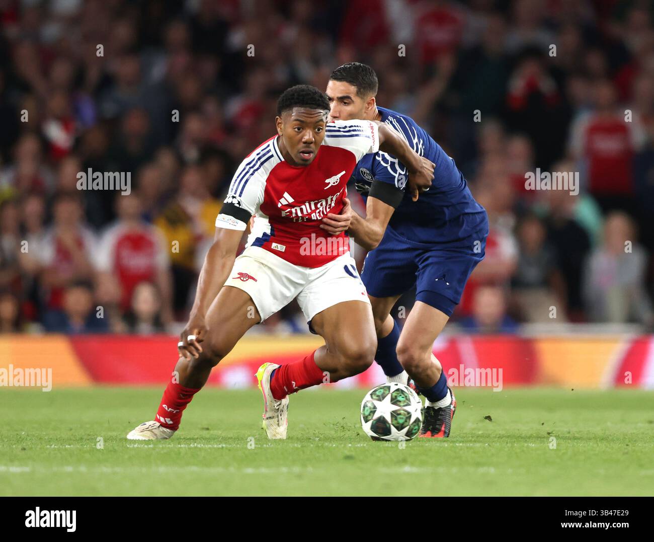 London, UK. 29th Apr, 2025. Myles Lewis-Skelly (A) Achraf Hakimi (PSG ...